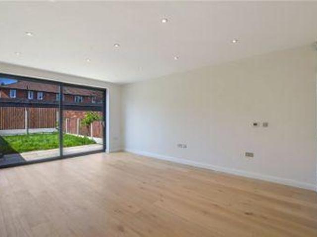4 Bedrooms Terraced house for rent in Pretoria Road, London E16