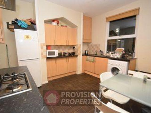 4 Bedrooms Terraced house for rent in School View, Hyde Park, Leeds LS6