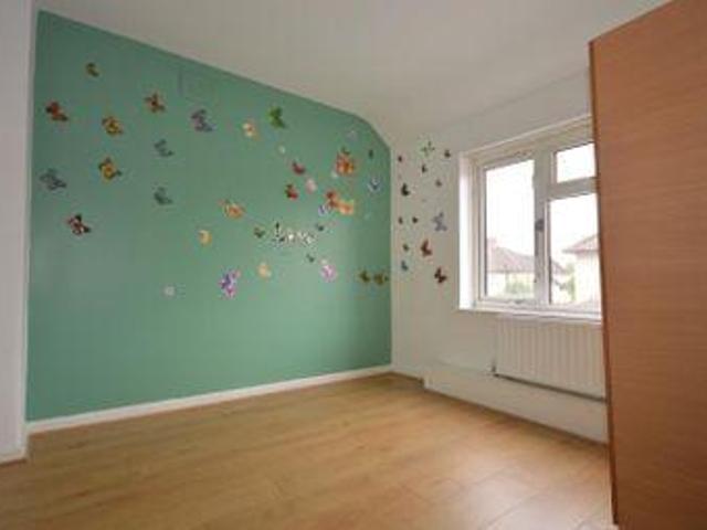 4 Bedrooms Terraced house for rent in Sheppey Road, Dagneham, Essex RM9