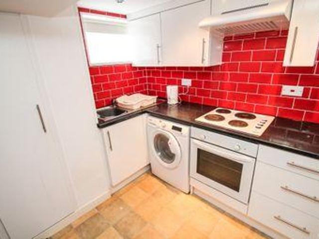 4 Bedrooms Terraced house for rent in Thornville Grove, Hyde Park, Leeds LS6