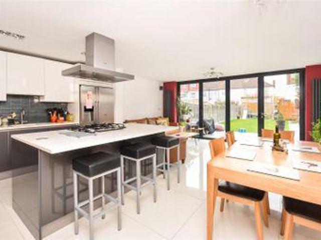 4 Bedrooms Terraced house for sale in Greenway, London SW20