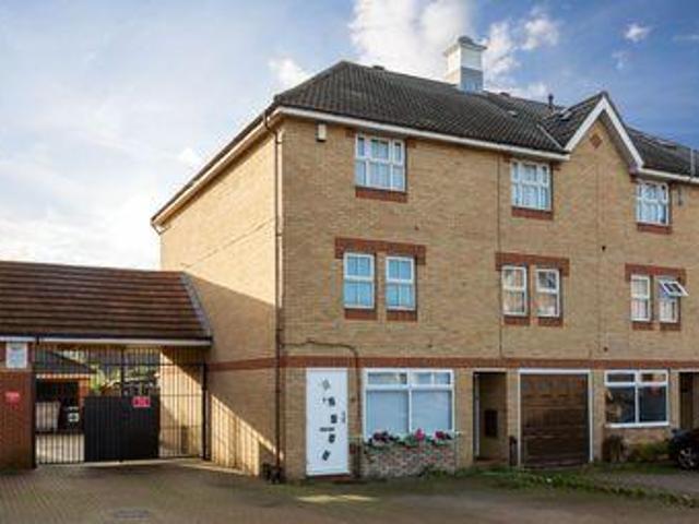 4 Bedrooms Terraced house for sale in Lupin Crescent, Ilford IG1