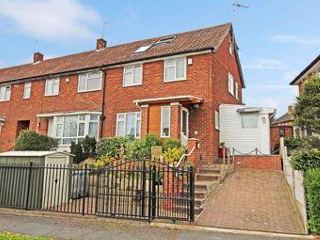 4 Bedrooms Terraced house for sale in Queenshill Drive, Leeds LS17