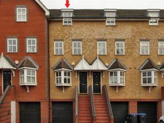 4 Bedrooms Terraced house for sale in Woking, Surrey GU21