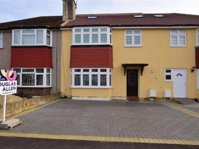 4 Bedrooms Terraced house for sale in Yeomen Way, Ilford, Essex IG6