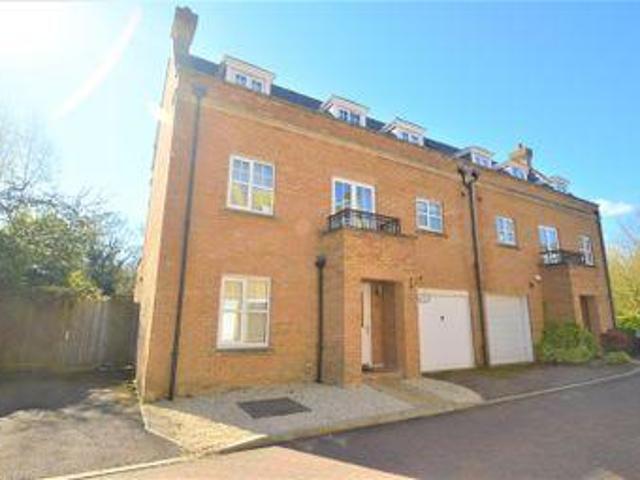 4 Bedrooms Town house for rent in Burnett Road, Ilford IG6