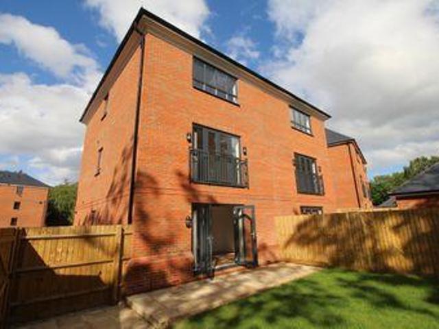 4 Bedrooms Town house for rent in GU11
