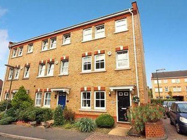 4 Bedrooms Town house for rent in Florence Way, Knaphill, Woking GU21