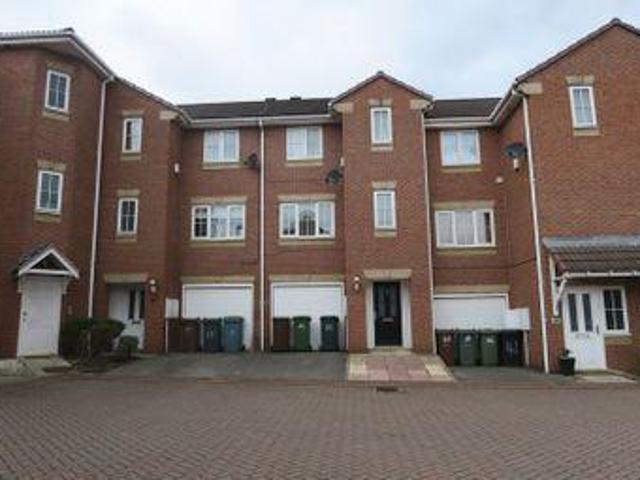 4 Bedrooms Town house for rent in Kensington Way, Middleton, Leeds LS10