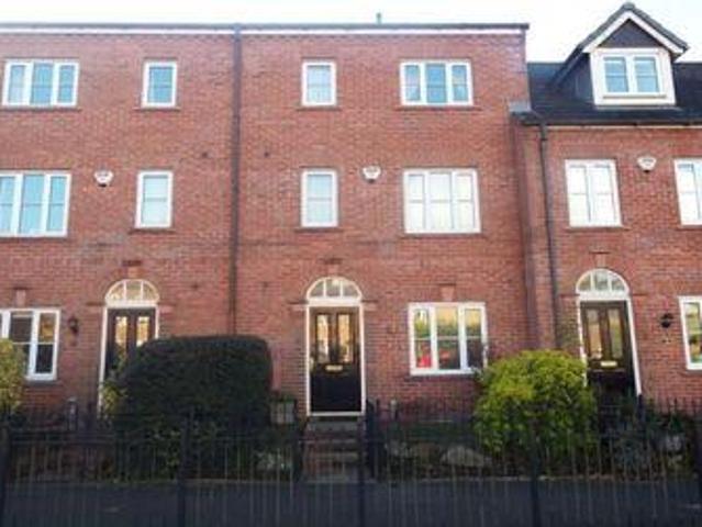 4 Bedrooms Town house for rent in Hallbridge Gardens, Bolton BL1