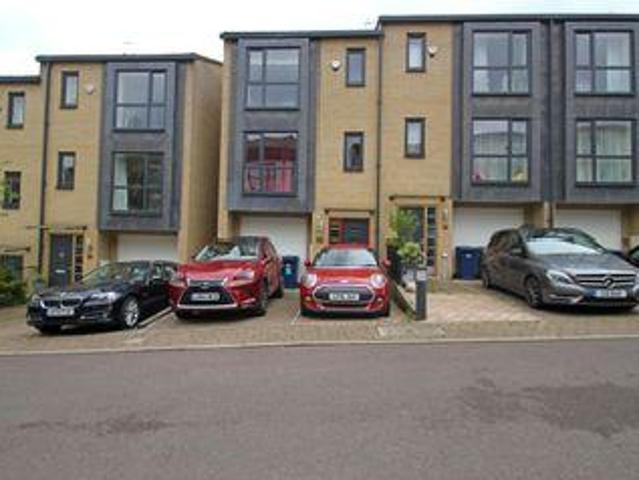 4 Bedrooms Town house for rent in Snowberry Close, Barnet EN5