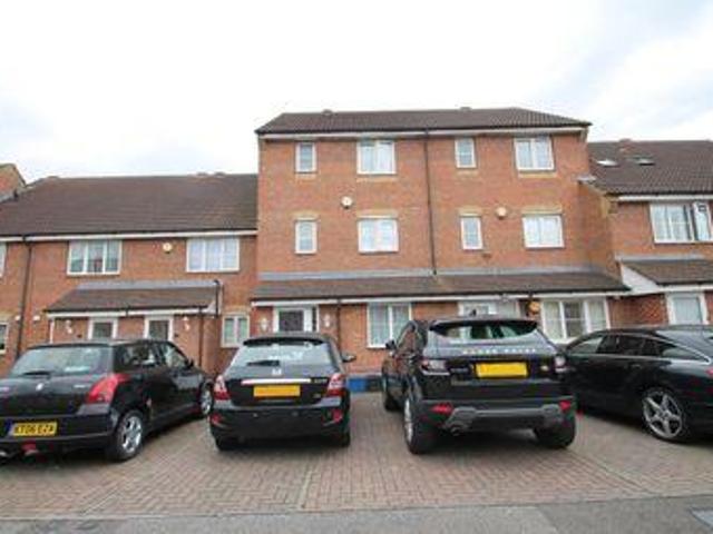4 Bedrooms Town house for rent in Parklands Close, Ilford IG2