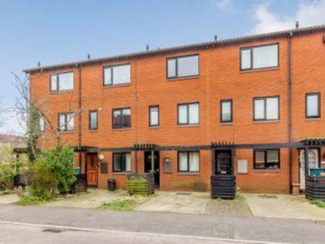 4 Bedrooms Town house for rent in Tithe Barn Close, Kingston Upon Thames KT2