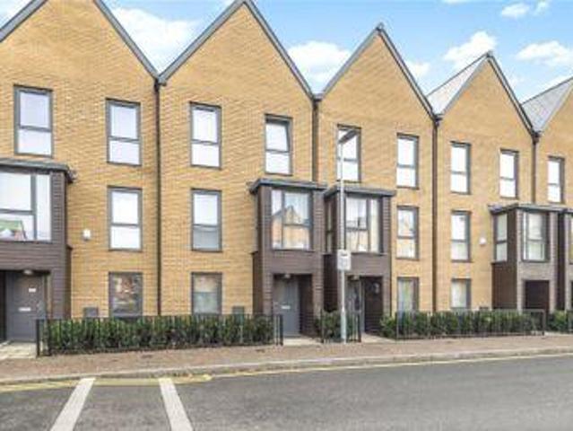 4 Bedrooms Town house for sale in Churchill Road, Uxbridge, Middlesex UB10