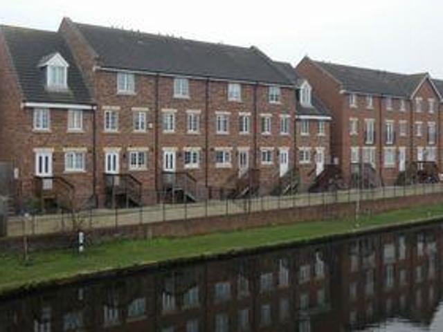 4 Bedrooms Town house for sale in Chancel Road, Wakefield WF1