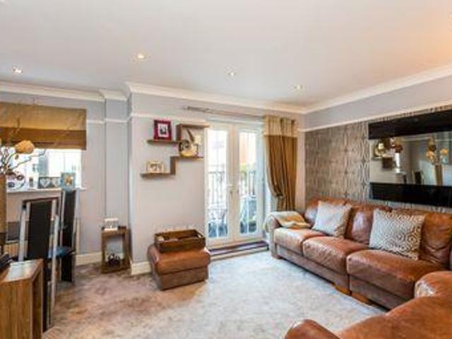 4 Bedrooms Town house for sale in Genas Close, Ilford IG6