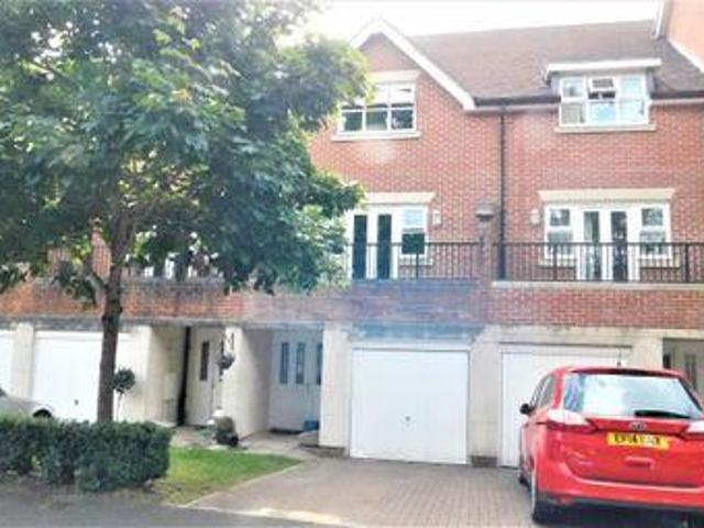 4 Bedrooms Town house for sale in Elder Crescent, Lindford GU35