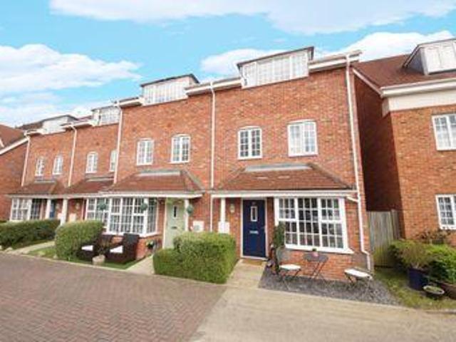 4 Bedrooms Town house for sale in Foundry Close, Hook RG27