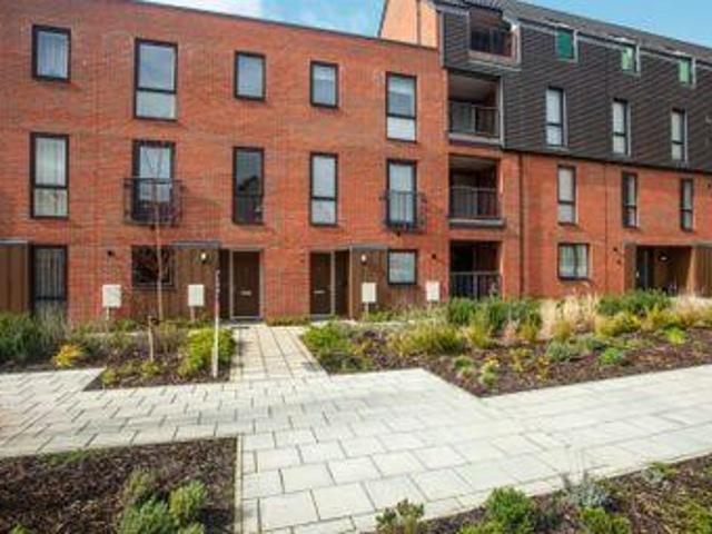 4 Bedrooms Town house for sale in Hughes Road, Ilford IG6