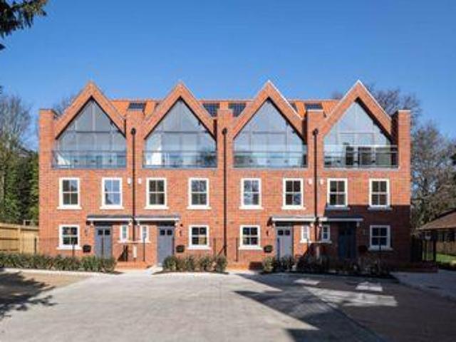 4 Bedrooms Town house for sale in Oak Tree Gardens, St Albans, Hertfordshire AL1