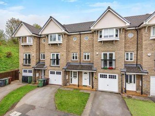 4 Bedrooms Town house for sale in Pennythorne Drive, Yeadon, Leeds LS19