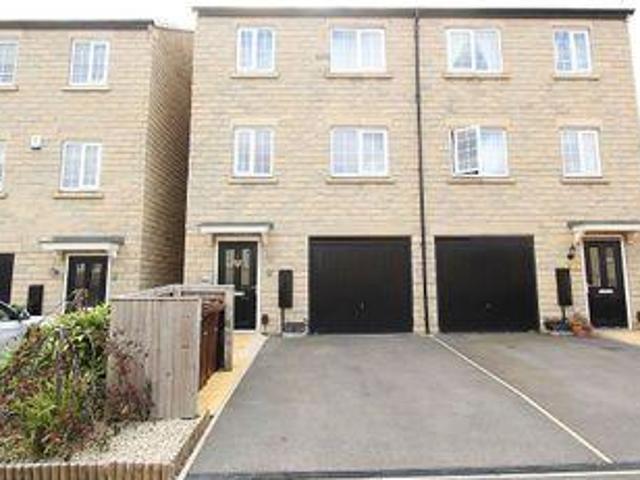 4 Bedrooms Town house for sale in Pugneys Avenue, Crigglestone, Wakefield, West Yorkshire WF4