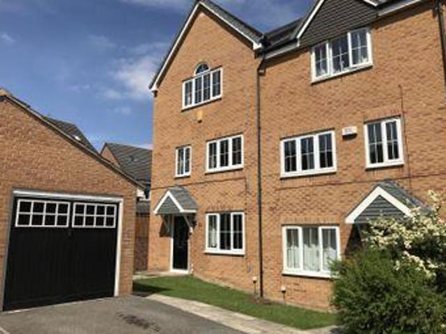 4 Bedrooms Town house for sale in Walker View, Leeds LS10