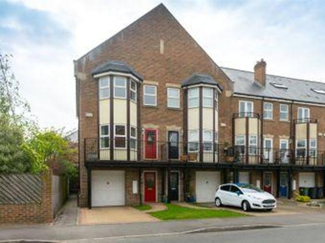 4 Bedrooms Town house for sale in Thornbury Avenue, Leeds, West Yorkshire LS16