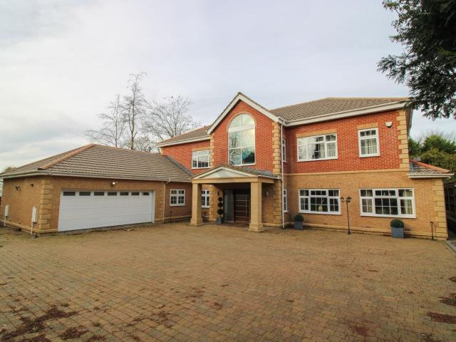 4 beds detached house for rent
