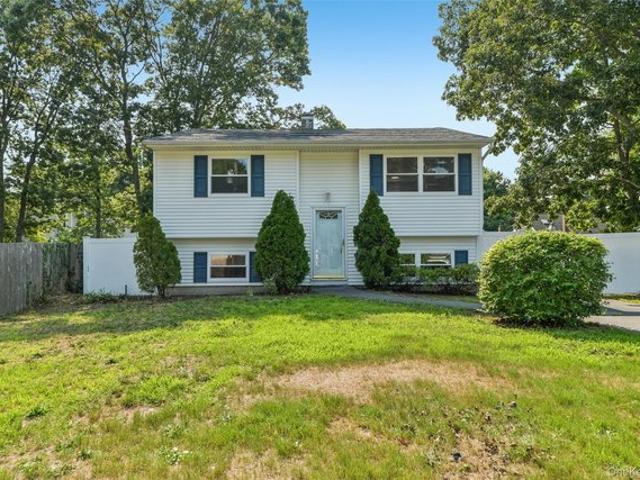4 Beechwood Dr, Shirley, NY 11967