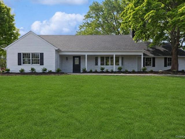 4 Blackwell Ln, Stony Brook, NY 11790