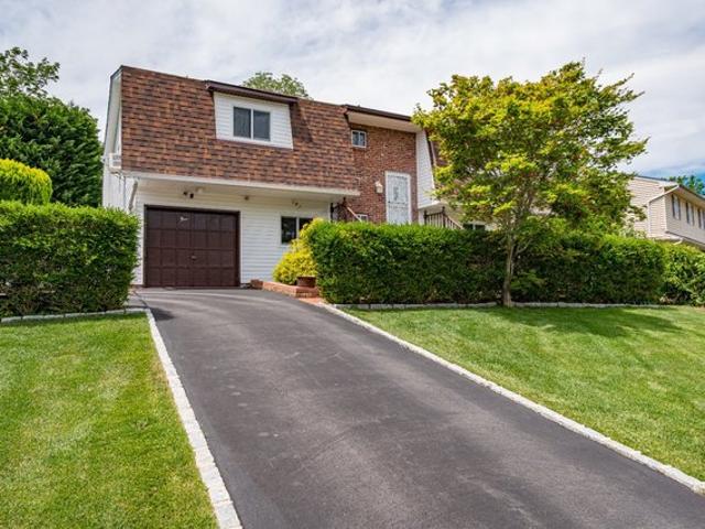 4 Bowman Ln, Kings Park, NY 11754