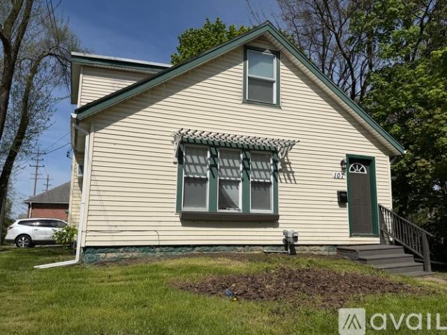 4 BR, 1.5 BA Apartment 107 N Sanford St, Pontiac, MI 48342