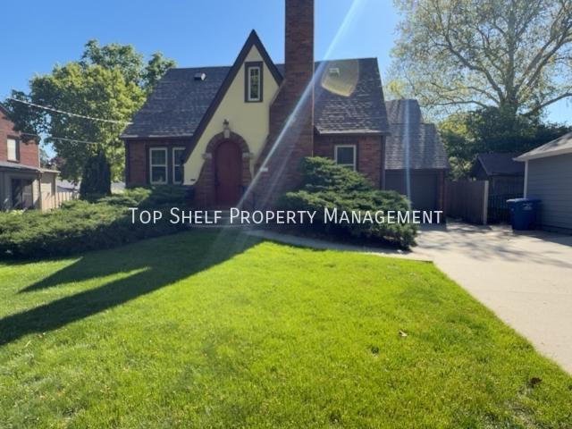 4 BR, 1.5 BA Apartment 3215 44th St, Des Moines, IA 50310