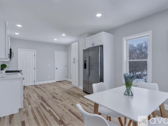 4 BR, 1.5 BA Apartment 73 Walnut St, Dedham, MA 02026