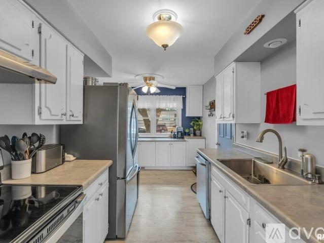 4 BR, 1.5 BA Apartment Maplecrest Road, Bettendorf, IA 52722