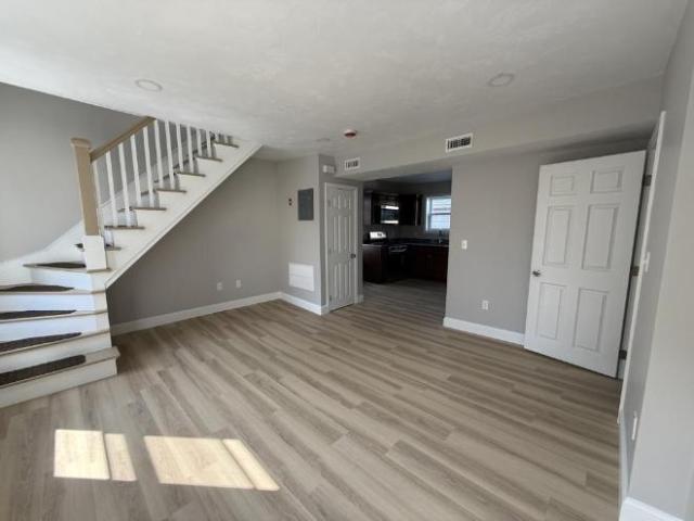 4 Br, 1 bath, Apartment 169 Grant St