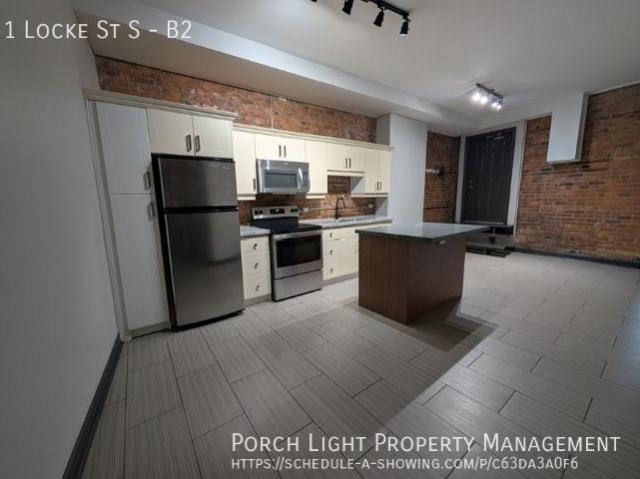 4 Br, 1 bath, Condo 473 King Street West