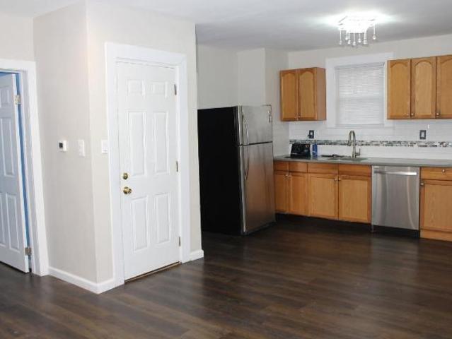 4 Br, 1 bath, Condo 69 Lake St
