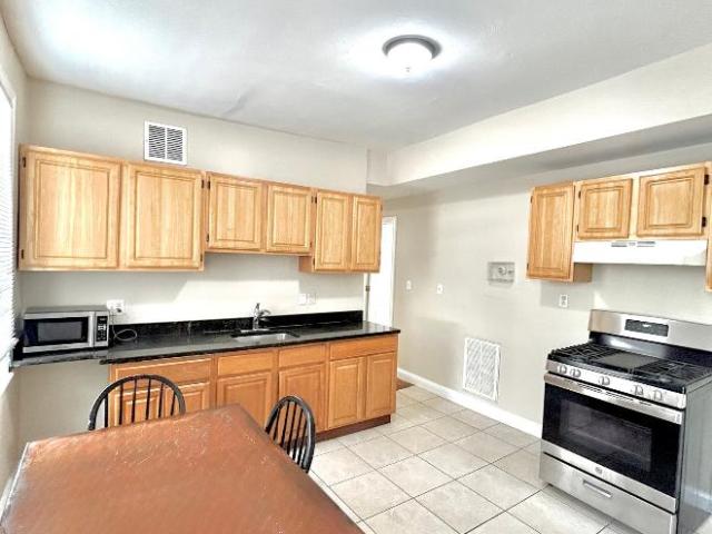 4 Br, 1 bath, Condo 81 Kingsdale St