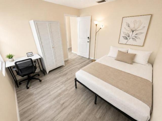 4 Br, 1 bath, Condo 2381 Leon Ave
