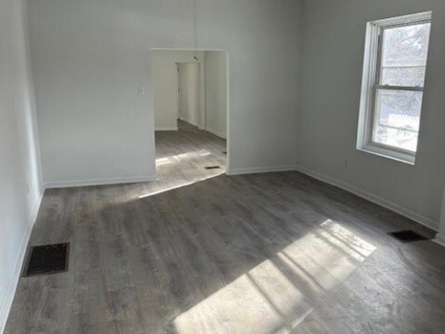 4 Br, 1 bath, Apartment 866 East Locust Avenue