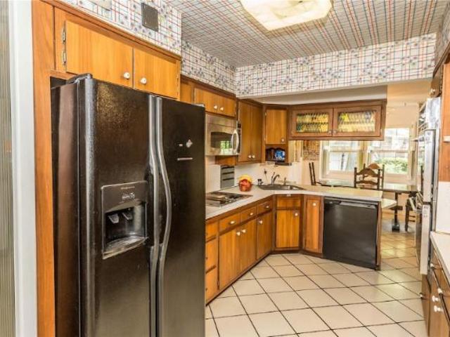 4 Br, 1 bath, Single Family 1222 Greenwich St
