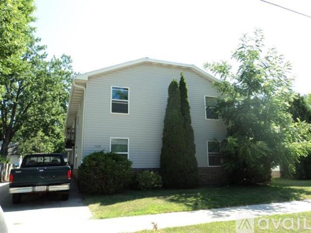 4 BR, 1 BA Apartment 1008 Elmwood Avenue, Unit A, Oshkosh, WI 54901