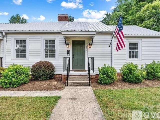 4 BR, 1 BA Apartment 1252 11 Th Street Northwest, Hickory, NC 28601