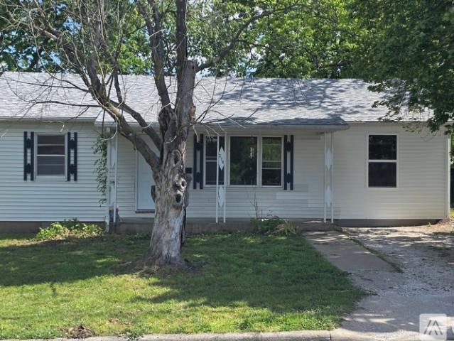 4 BR, 1 BA Apartment 218 East Walnut Street, Bolivar, MO 65613
