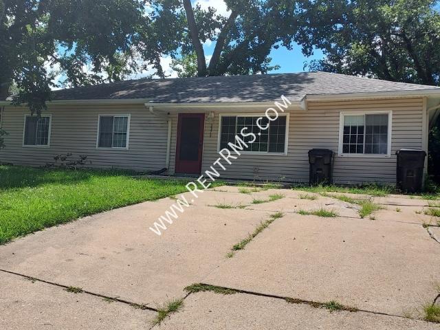 4 BR, 1 BA Apartment 3379 SW Kirklawn Ave, Topeka, KS 66611