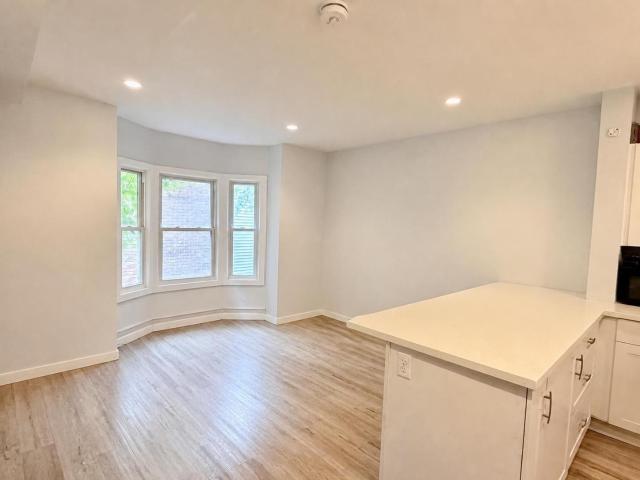 4 BR, 1 BA Apartment 567 Campbell Ave, Windsor, ON N9B 2H5