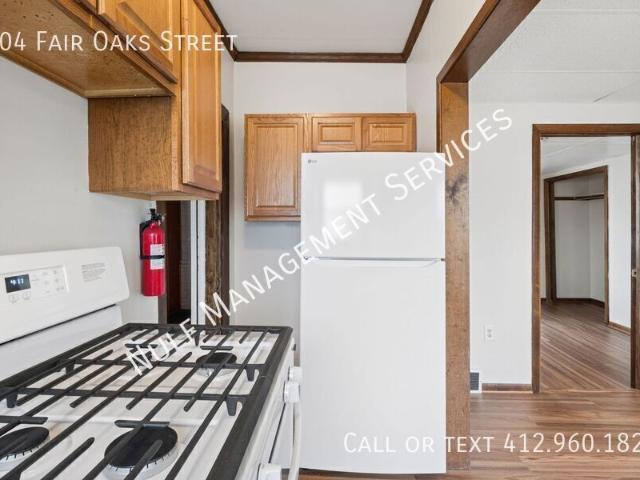 4 BR, 1 BA Apartment 504 Fair Oaks Street, McKees Rocks, PA 15136