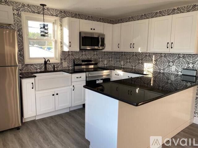 4 BR, 1 BA Apartment 61 Charles St, Unit 2, Bristol, RI 02809
